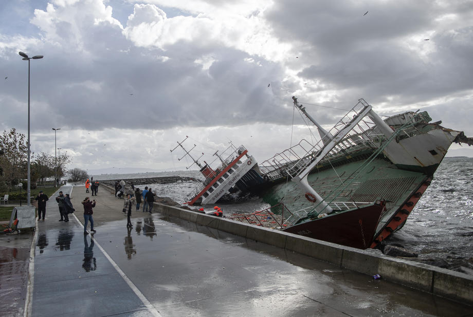 Photo Story: Aftermath of heavy storm that hit Istanbul
