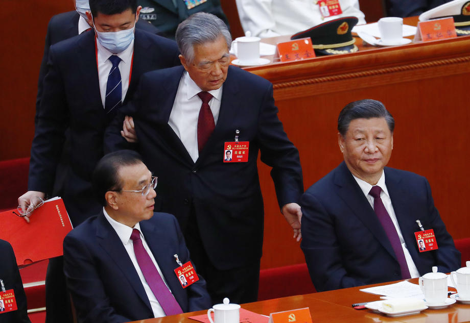 UPDATE – Chinese ex-President Hu Jintao escorted out of party congress