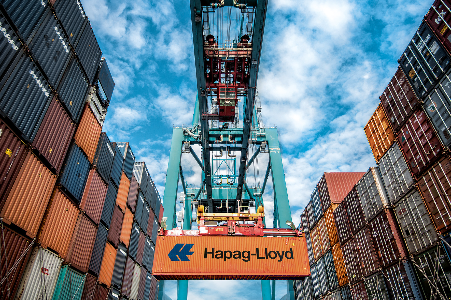 Hapag-Lloyd Trims 2025 Outlook as Mid-Year Profits Decline
