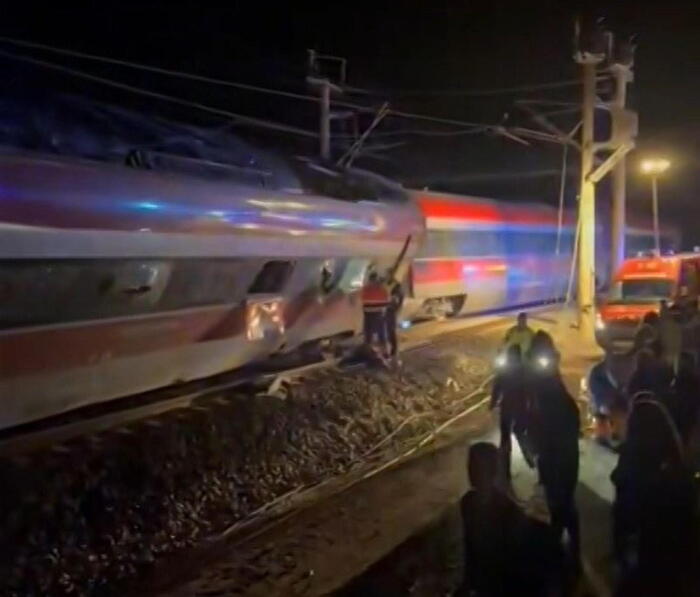 Two high-speed trains collide in Spain, 21 killed